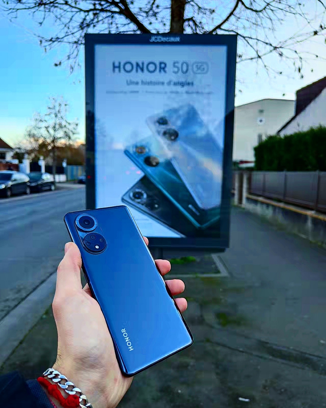 Honor 50 devant une belle affiche de | HONOR CLUB (FR)